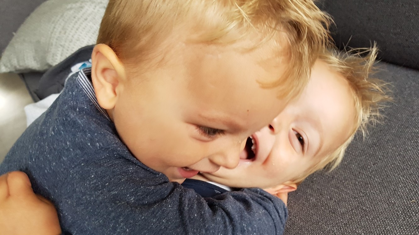 Onze twee eiige tweeling jongens - BOYSLABEL