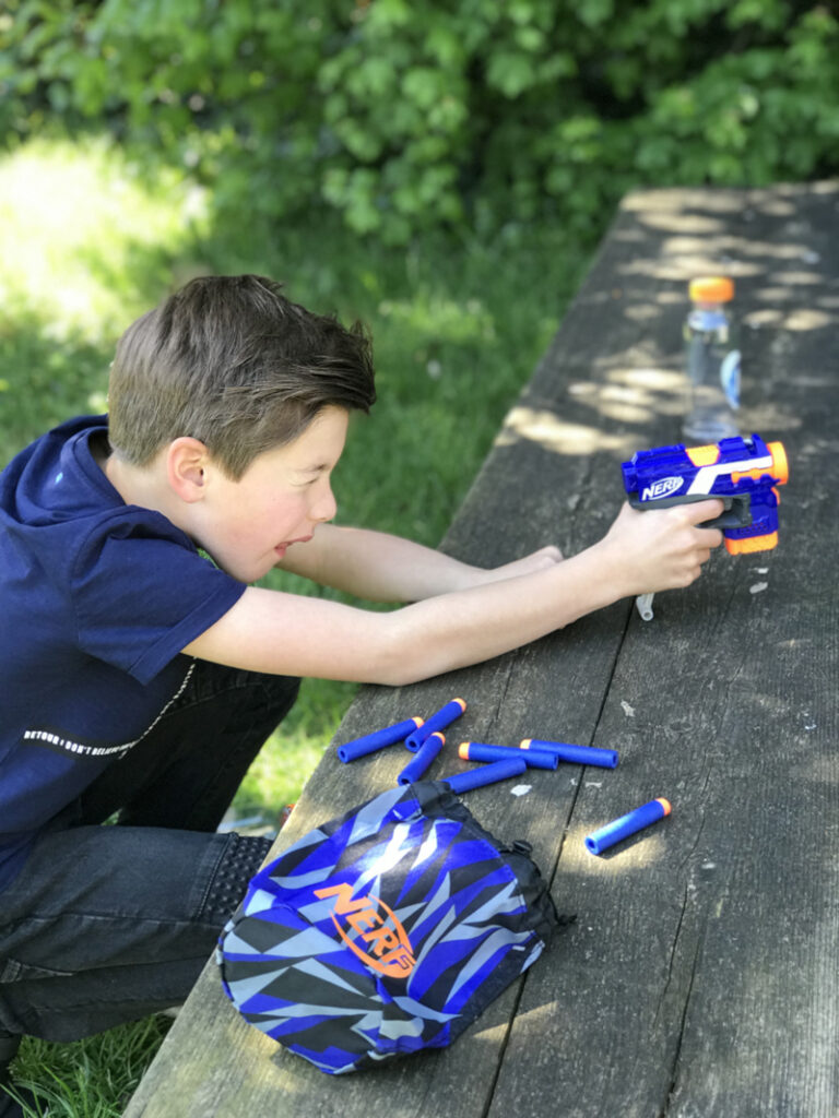 BIG FUN in de tuin met de NERF mini blasters - BOYSLABEL