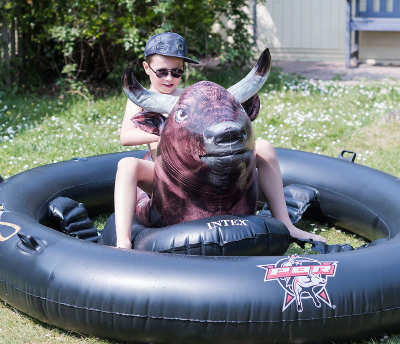 Een ware rodeo in de tuin! - BOYSLABEL