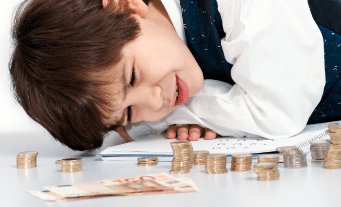Zo leer je je kinderen goed met geld omgaan - BOYSLABEL